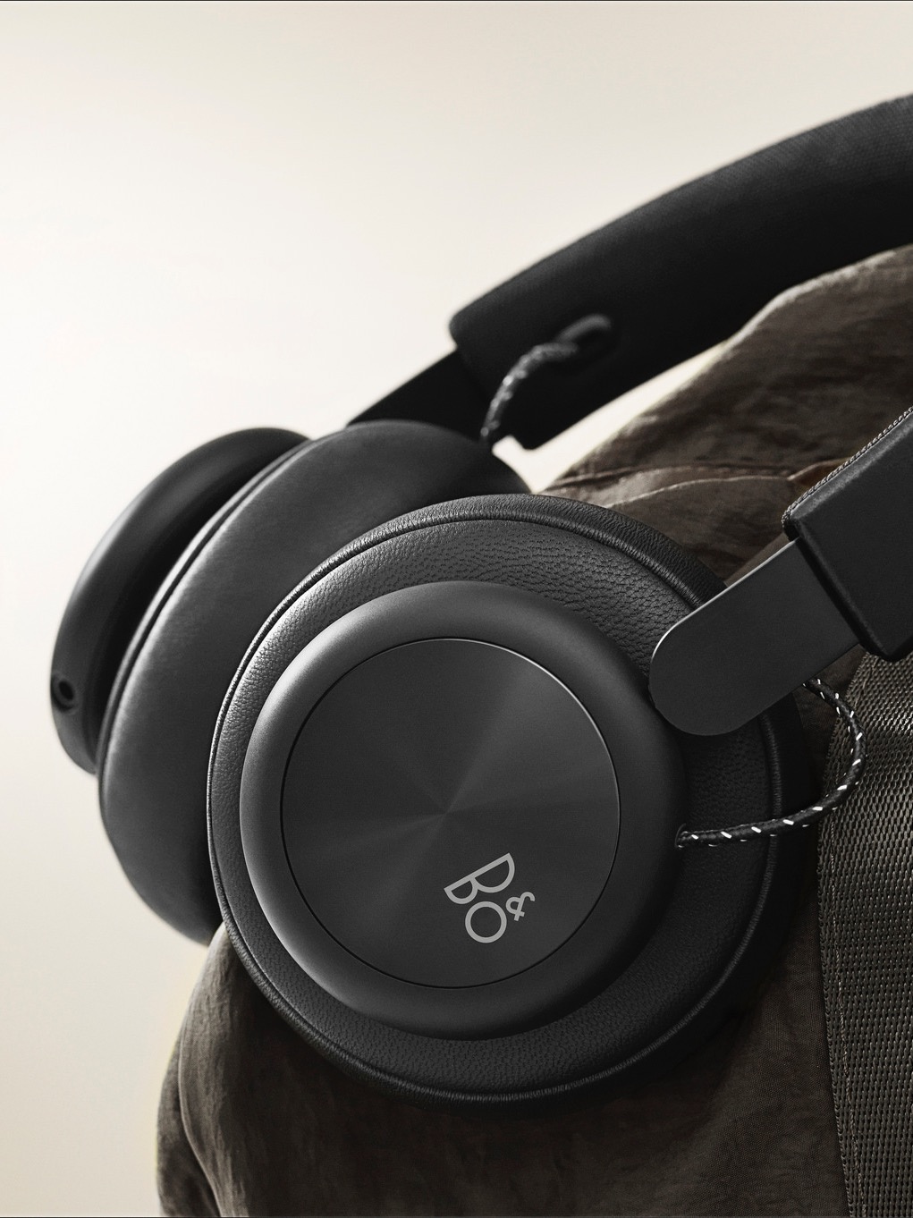 Bang & Olufsen Beoplay H4 Over Ear Headphones - Black | Coggles Bang & Olufsen Beoplay H4 Over Ear Headphones - Black | Coggles
