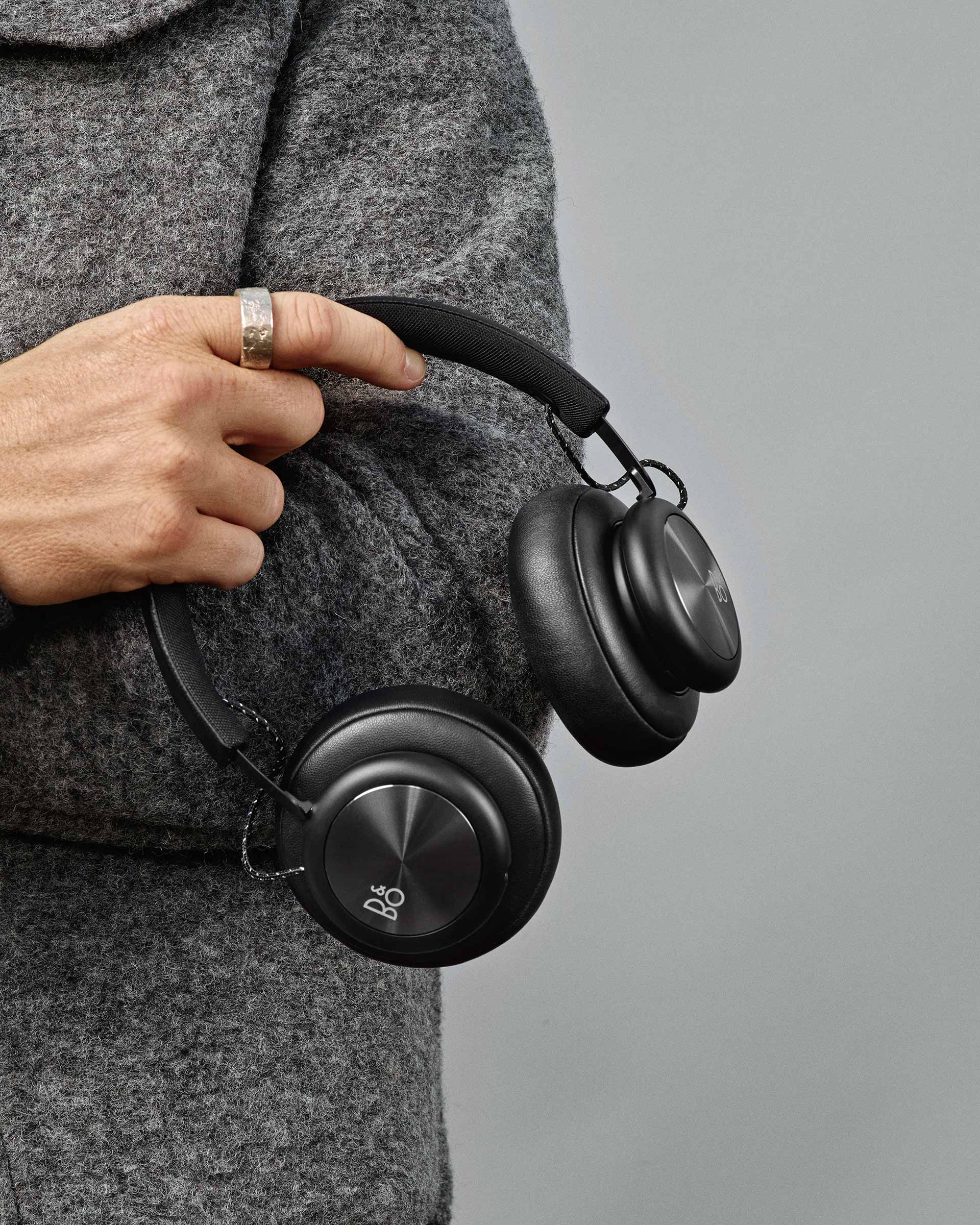 Bang & Olufsen Beoplay H4 Over Ear Headphones - Black | Coggles Bang & Olufsen Beoplay H4 Over Ear Headphones - Black | Coggles